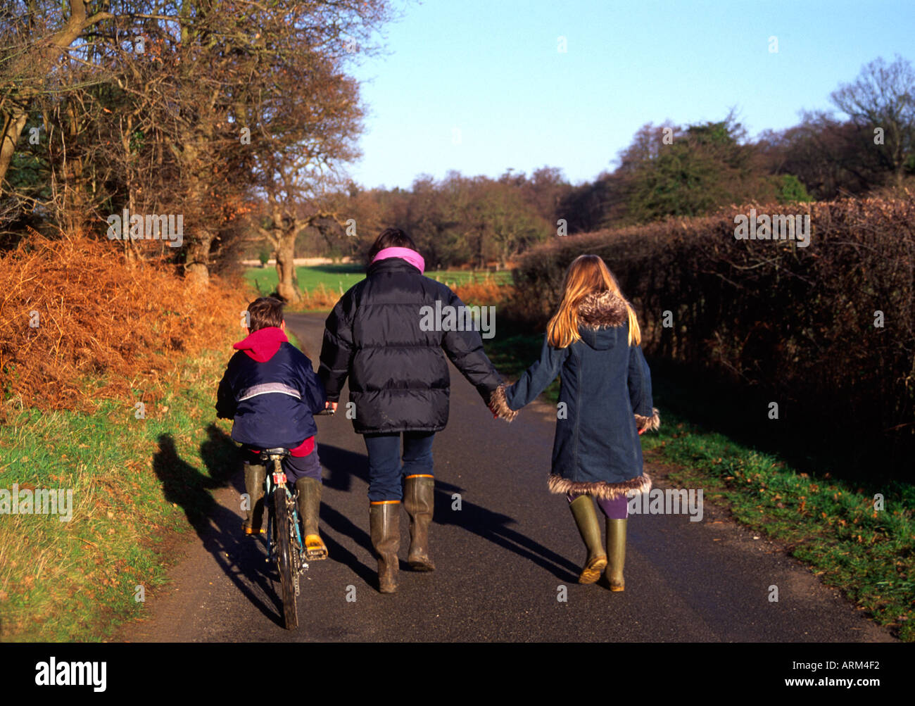 Children walking down country lane hi-res stock photography and images ...
