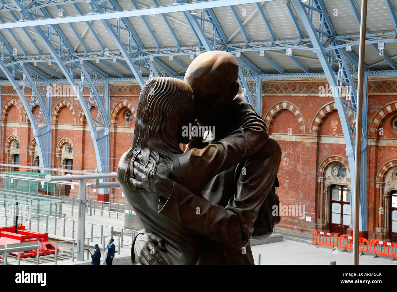 Statue at st pancras hi-res stock photography and images - Alamy