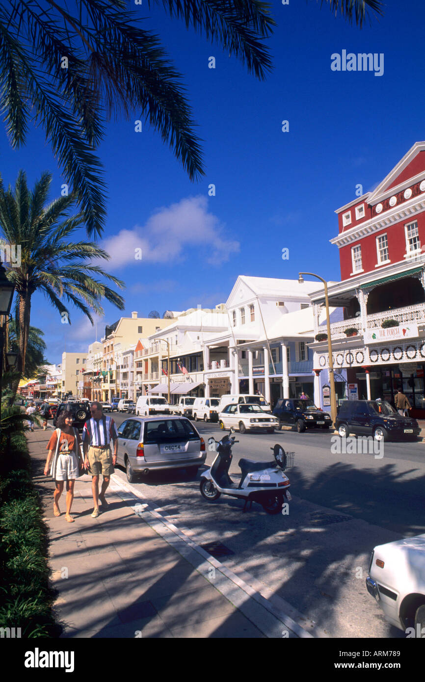 Couple shopping on Front Street in Hamliton Bermuda Stock Photo - Alamy