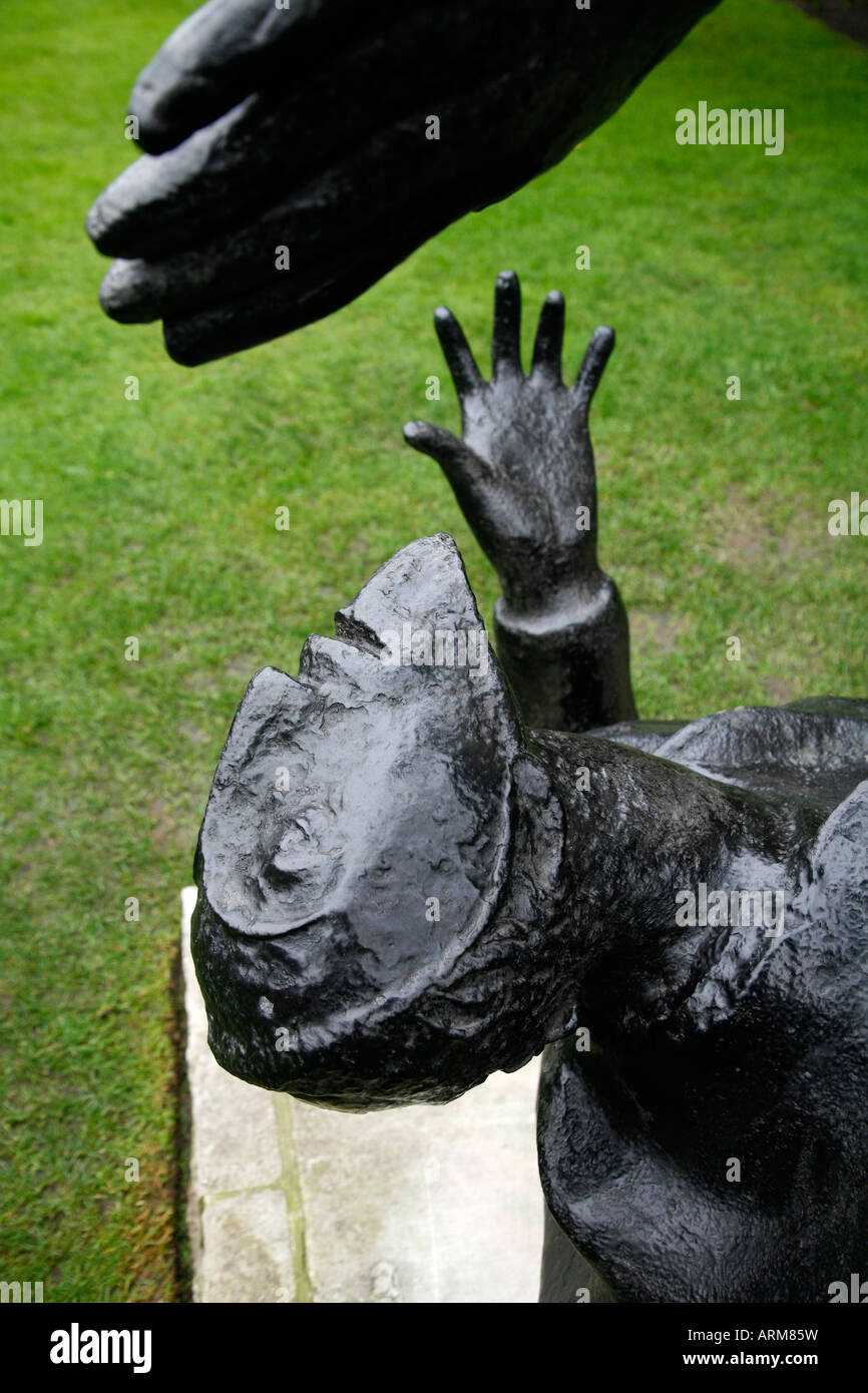 Thomas A Becket sculpture in St Pauls Cathedral churchyard, London ...