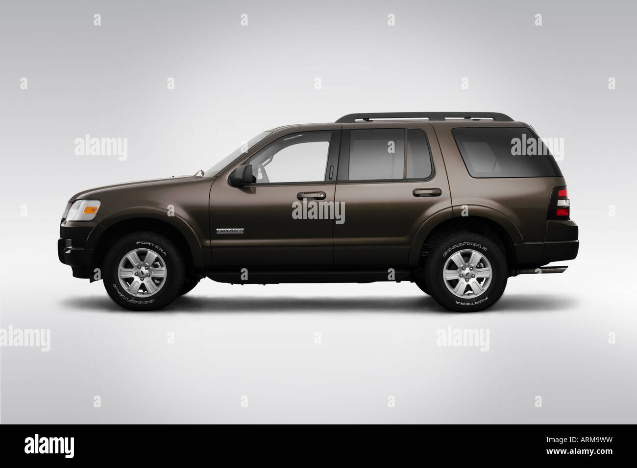 2008 Ford Explorer XLT in Green - Drivers Side Profile Stock Photo - Alamy