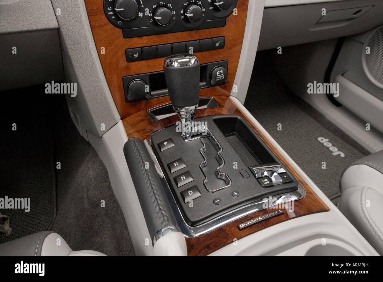 2008 Jeep Commander Overland in Gray - Gear shifter/center console ...