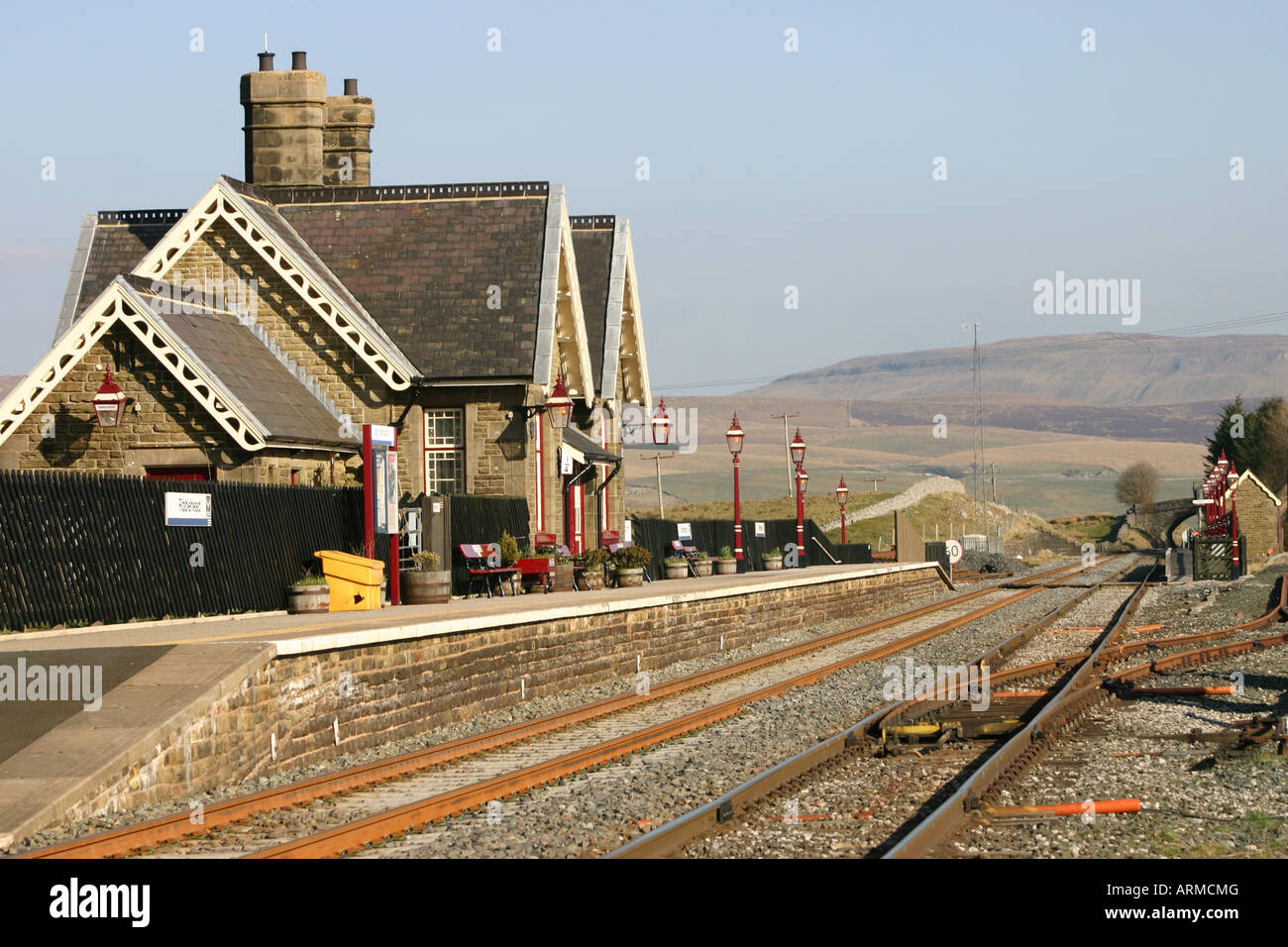 victorian railway station platform waiting room Stock Photo - Alamy
