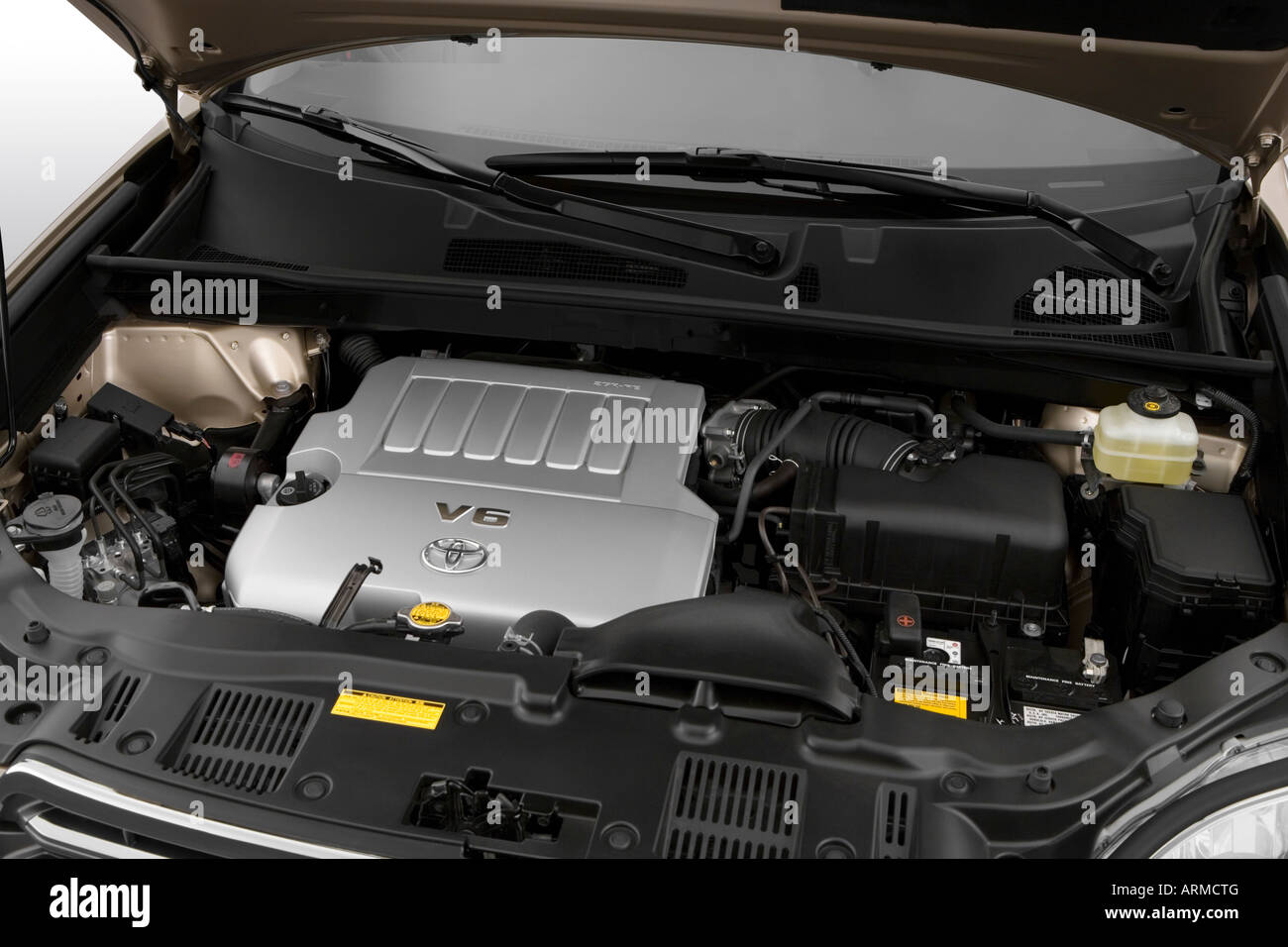 2008 Toyota Highlander Limited in Beige - Engine Stock Photo - Alamy