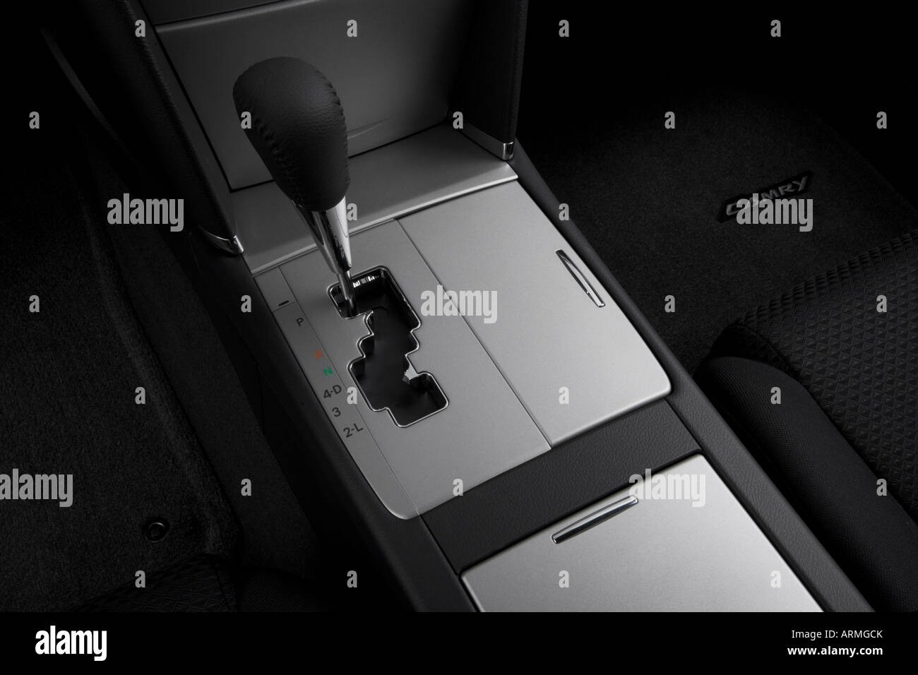 2008 Cadillac Escalade in White - Gear shifter/center console Stock ...