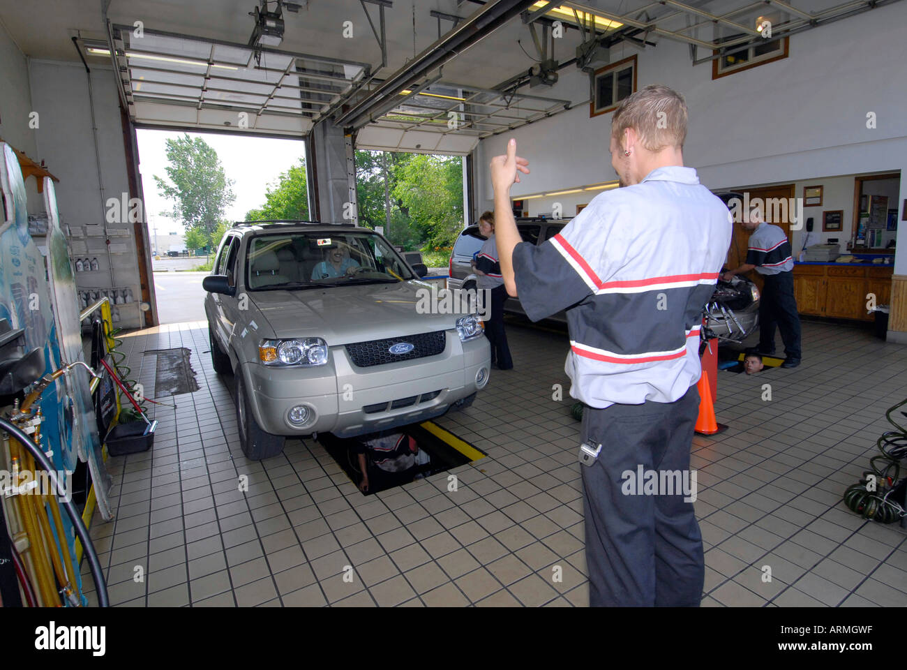 Oil change garage hi-res stock photography and images - Alamy