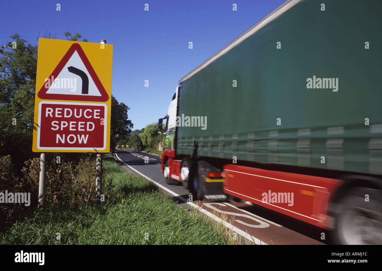 Articulated lorry passing road sign hi-res stock photography and images ...