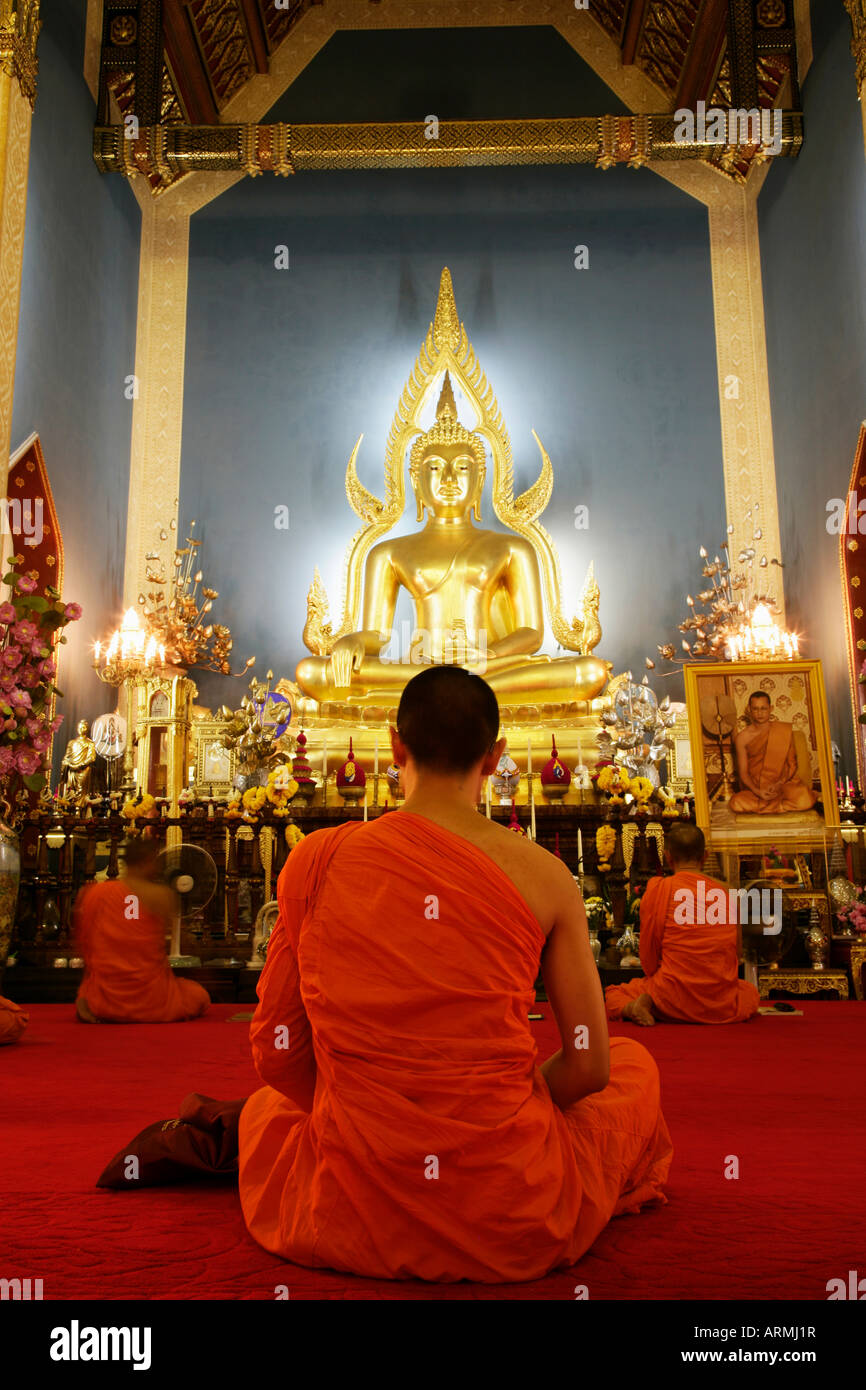 Buddhist monk praying, Wat Benchamabophit (Marble Temple), Bangkok ...