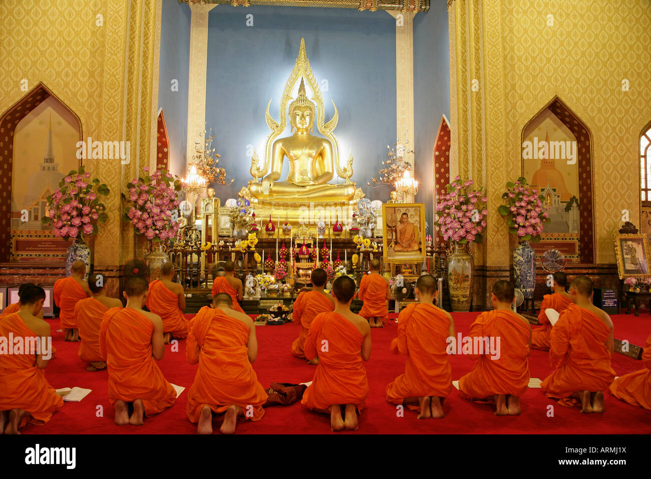 Buddhist monks praying, Wat Benchamabophit (Marble Temple), Bangkok ...