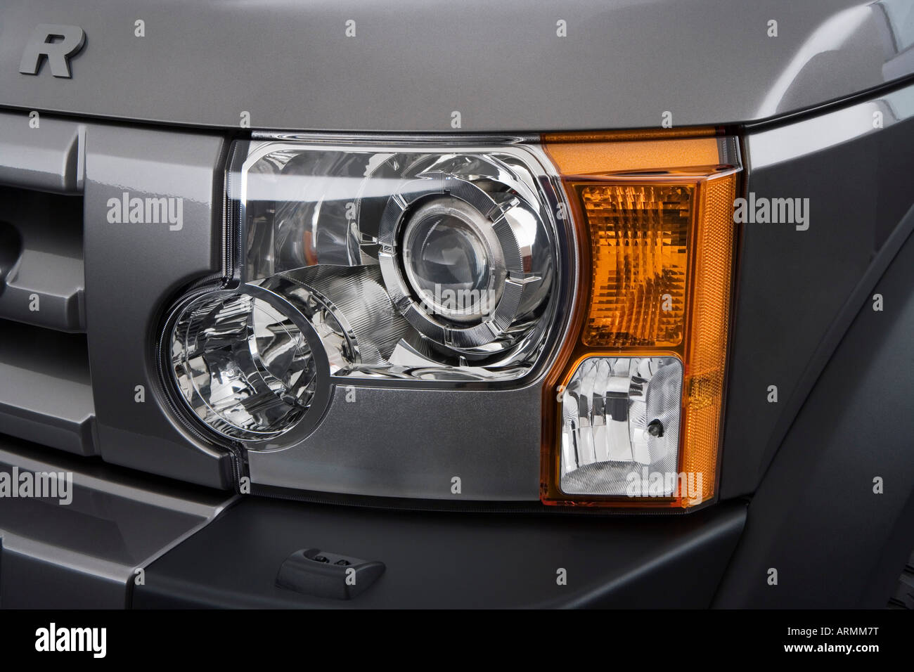 2008 Land Rover LR3 HSE in Gray - Headlight Stock Photo - Alamy
