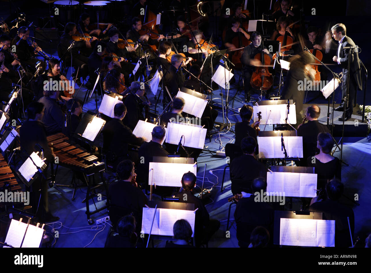 Orchestra concert conductor violins hi-res stock photography and images ...
