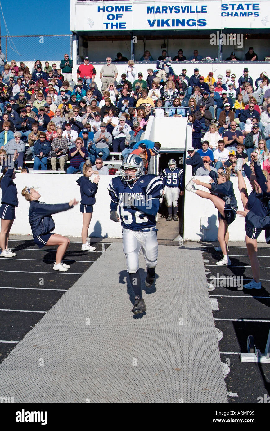 School football players hi-res stock photography and images - Alamy