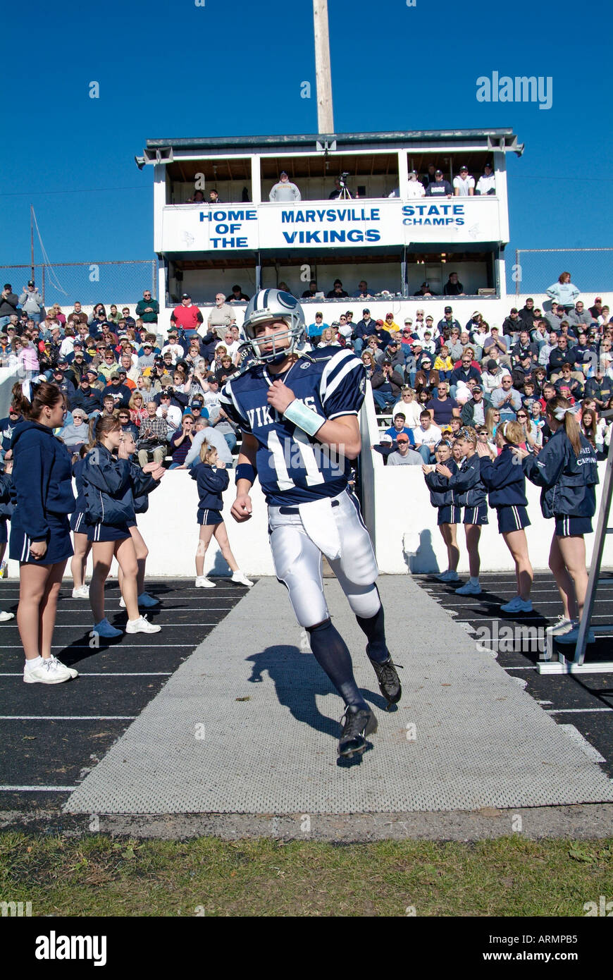 Football players running onto field hi-res stock photography and images ...