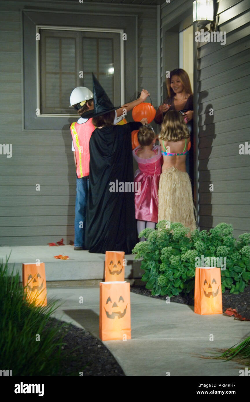 Trick or treating costume hi-res stock photography and images - Alamy