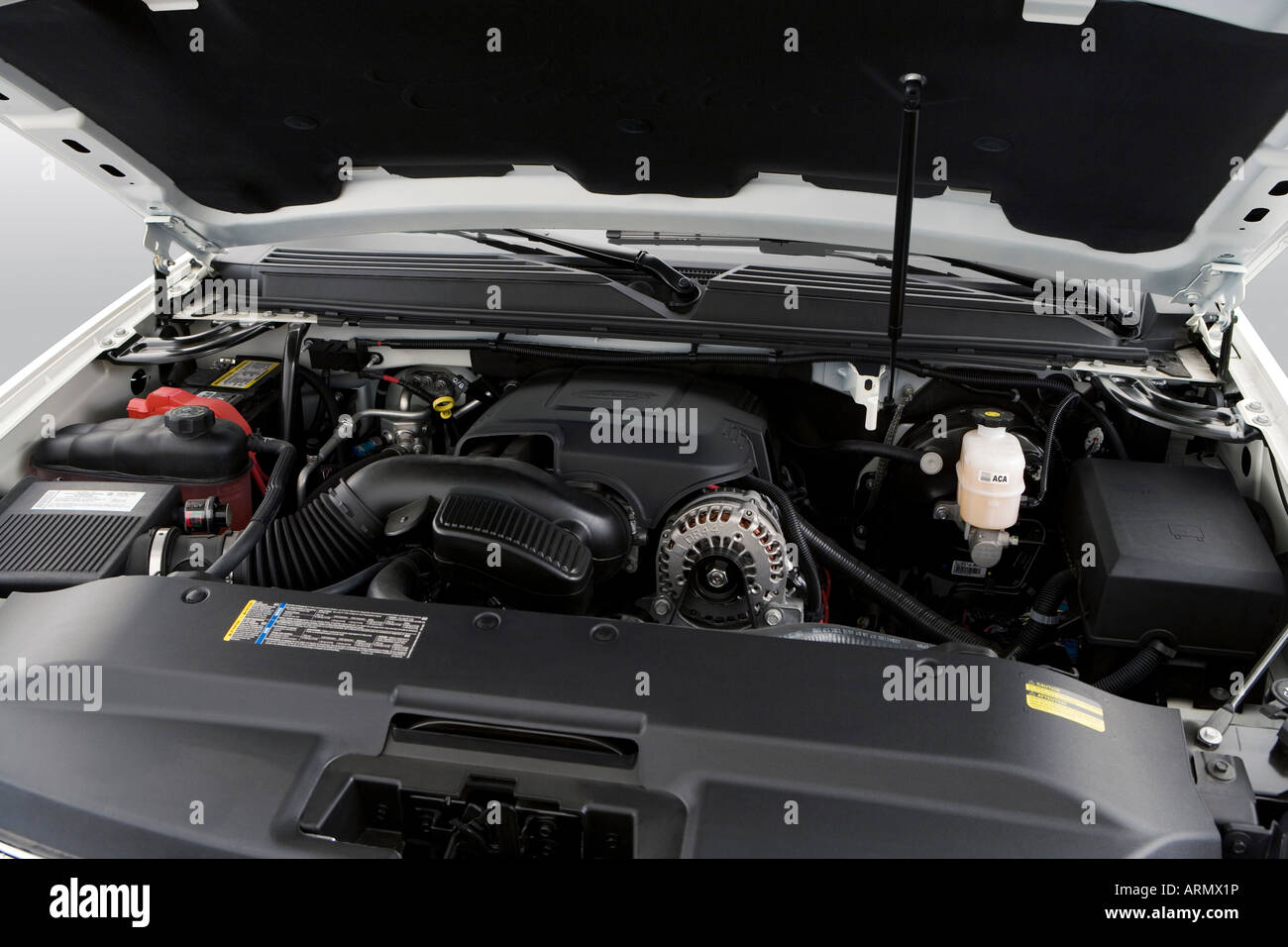 2008 Cadillac Escalade ESV in White - Engine Stock Photo - Alamy