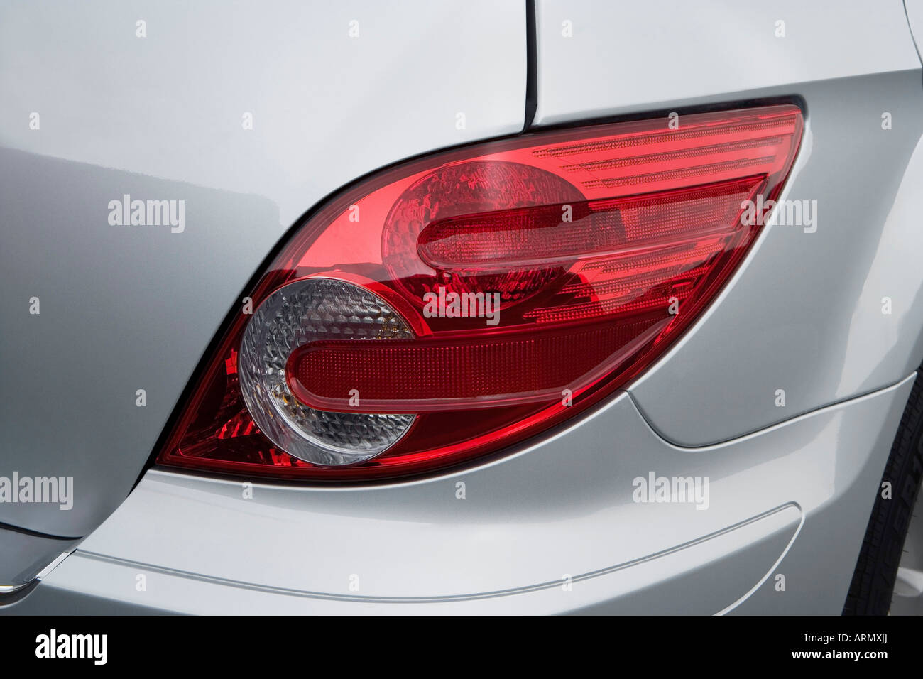 2008 Mercedes-Benz R-Class R350 in Silver - Tail light Stock Photo - Alamy