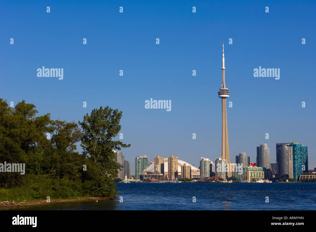 Skyline view across Lake Ontario from Toronto Islands of Toronto ...