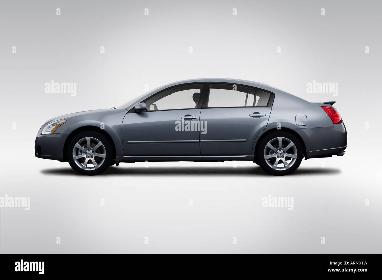 2008 Nissan Maxima 3.5 SE in Gray - Drivers Side Profile Stock Photo - Alamy
