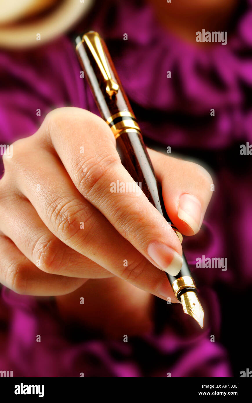 hand holding pen Stock Photo - Alamy