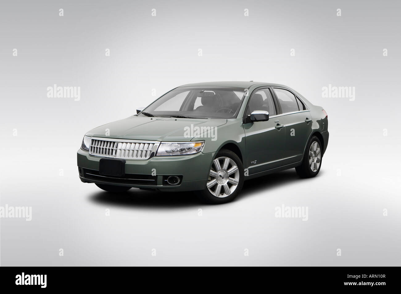2008 Lincoln MKZ in Green - Front angle view Stock Photo - Alamy