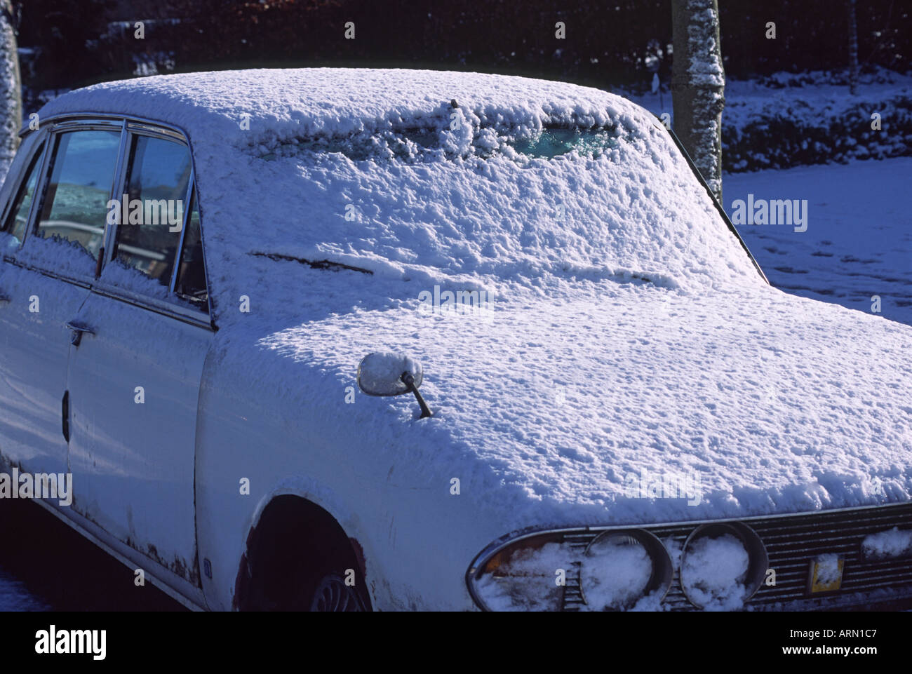 Old car in the snow hi-res stock photography and images - Alamy