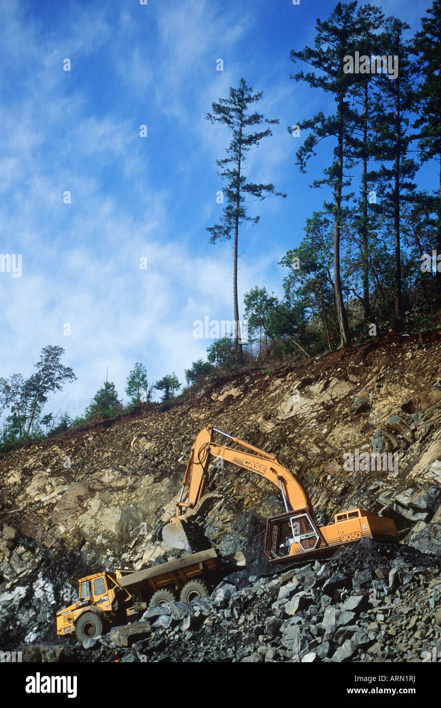 Earth moving equipment moves rock hi-res stock photography and images ...