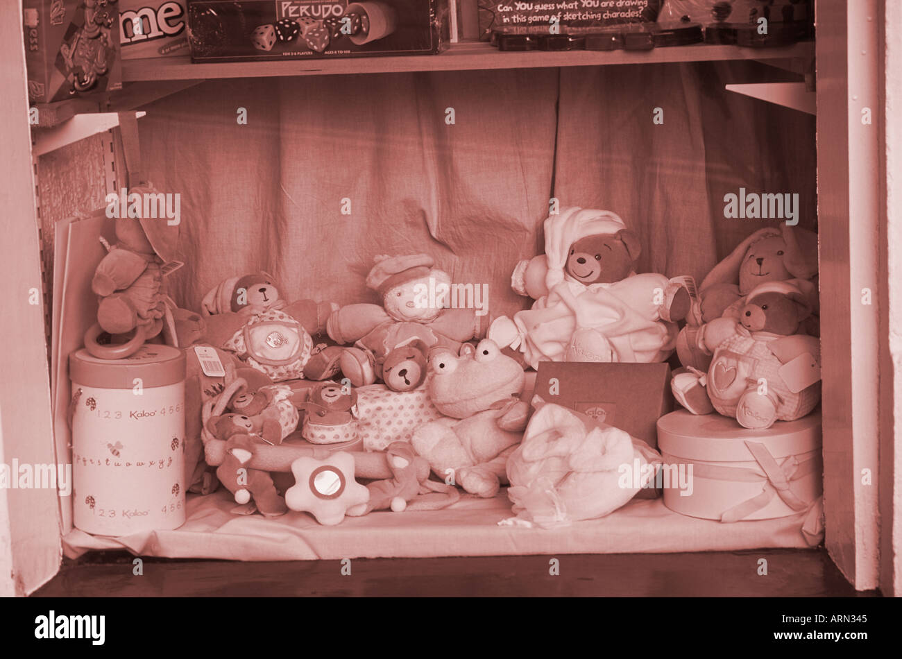 Teddy bears in window display hi-res stock photography and images - Alamy