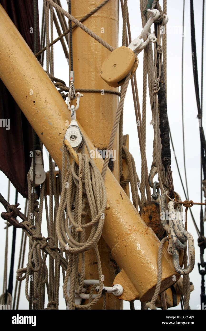 Mast on a barge hi-res stock photography and images - Alamy