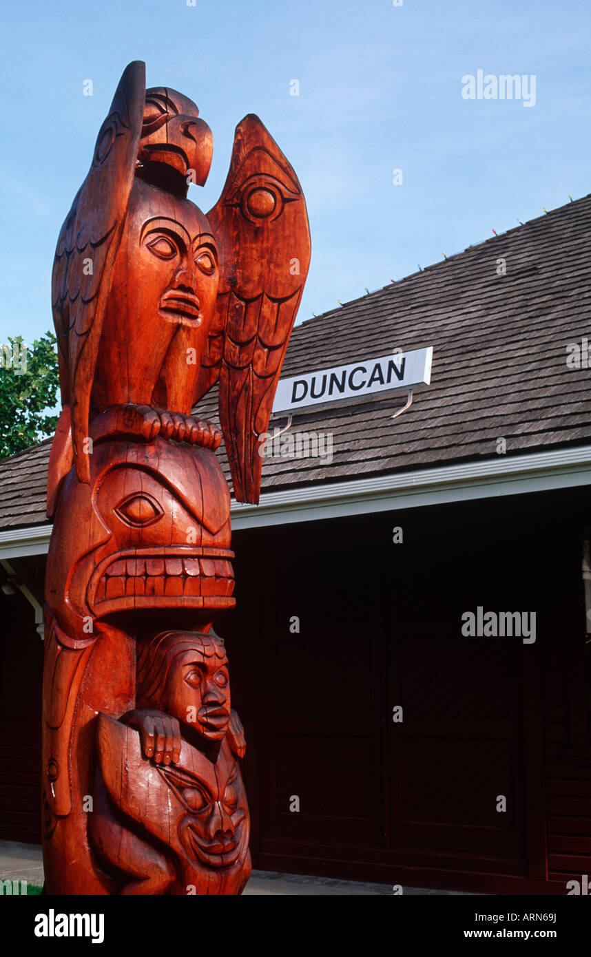 Duncan train station with totem pole hi-res stock photography and ...