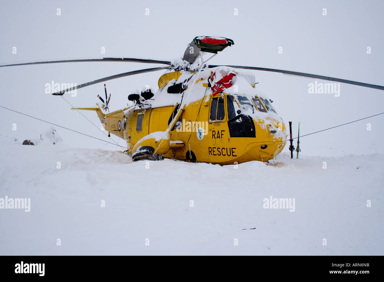 Yellow helicoper hi-res stock photography and images - Alamy