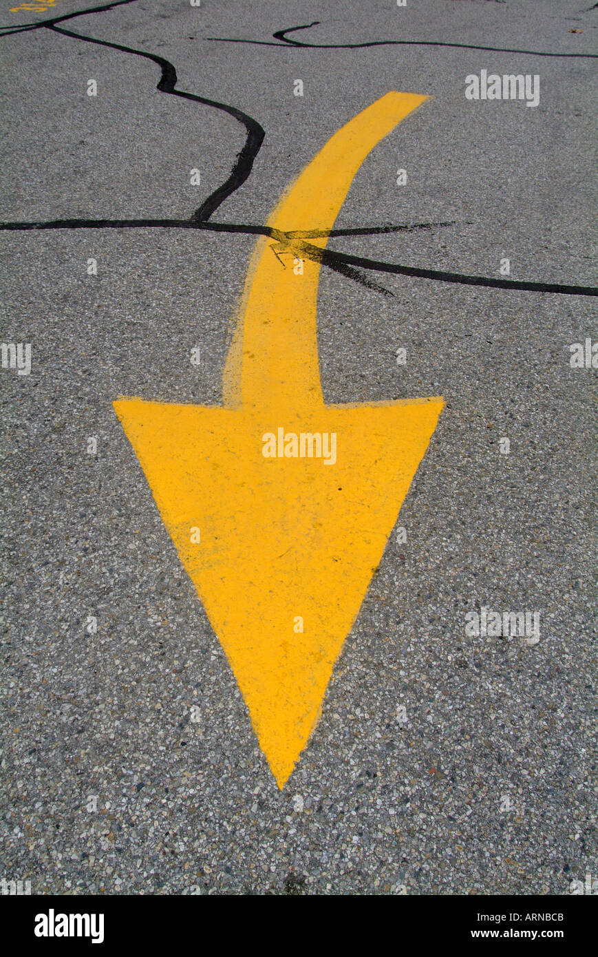 An arrow pointing down road direction Stock Photo - Alamy