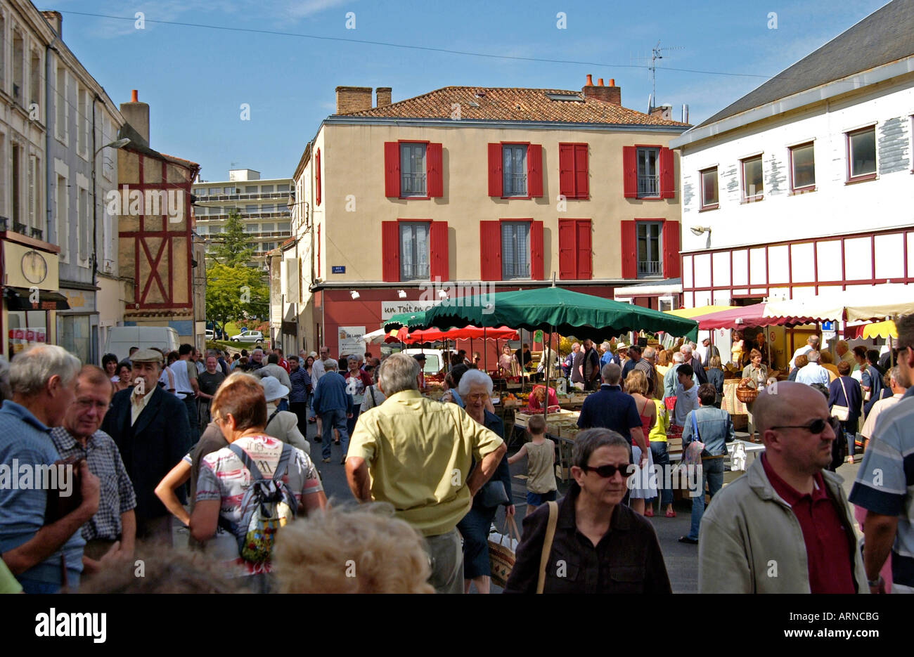 Market day in Parthenay, France Stock Photo - Alamy