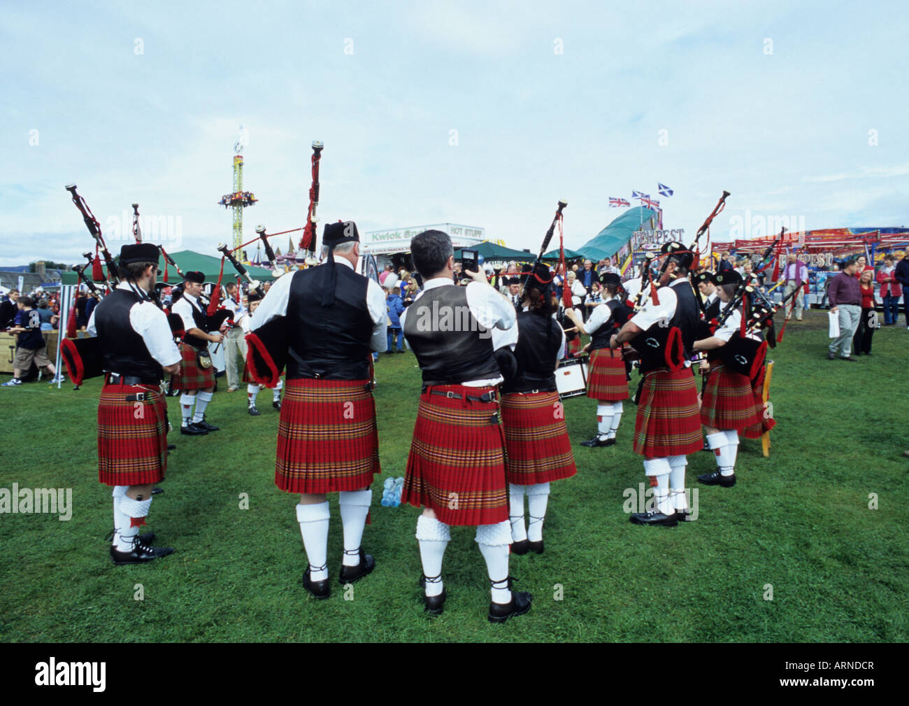 Scottish men in traditional dress hi-res stock photography and images ...