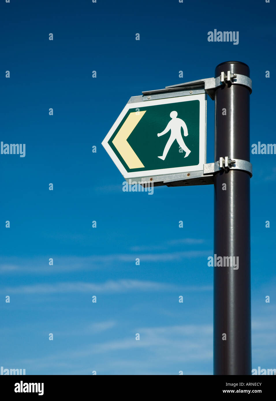 Footpath sign uk Stock Photo - Alamy