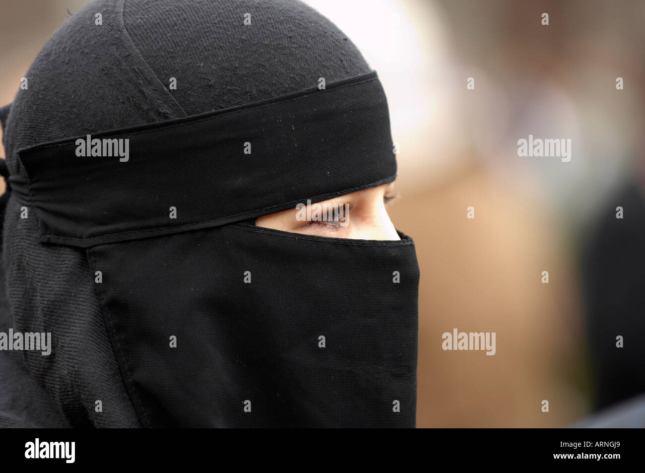 Blue-eyed muslim woman wearing niqab Stock Photo - Alamy