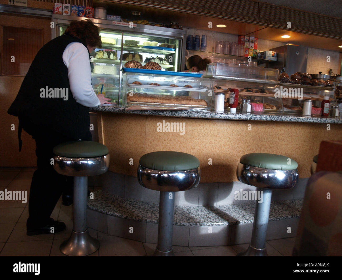 Diner counter waitress hi-res stock photography and images - Alamy