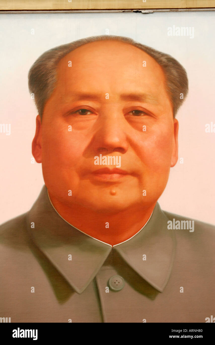 Portrait of Chairman Mao at the Tiananmen Gate entrance to the ...