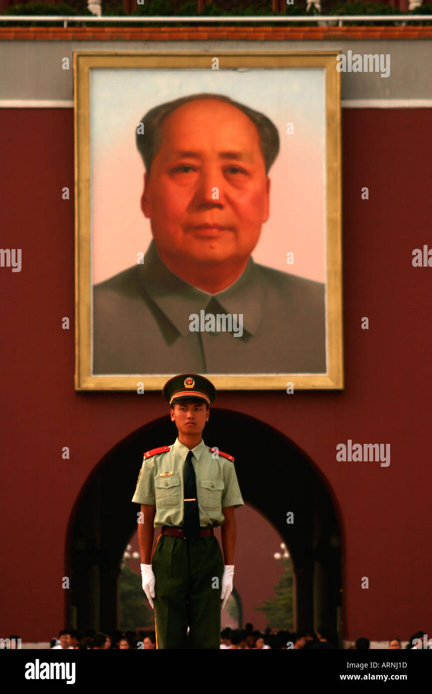 Chinese guard and portrait of Chairman Mao at the Tiamanmen Gate ...