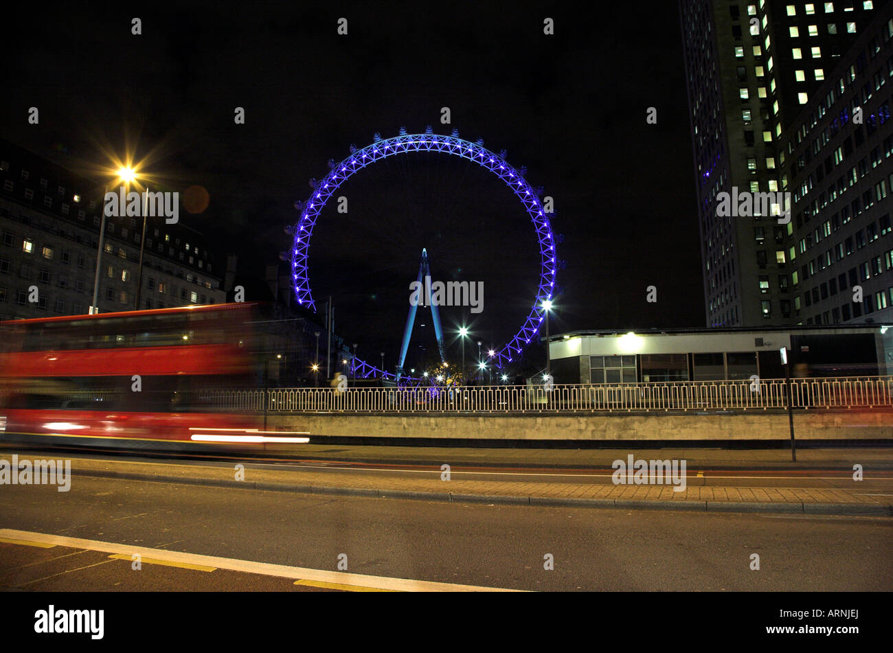 London wheel night bus hi-res stock photography and images - Alamy