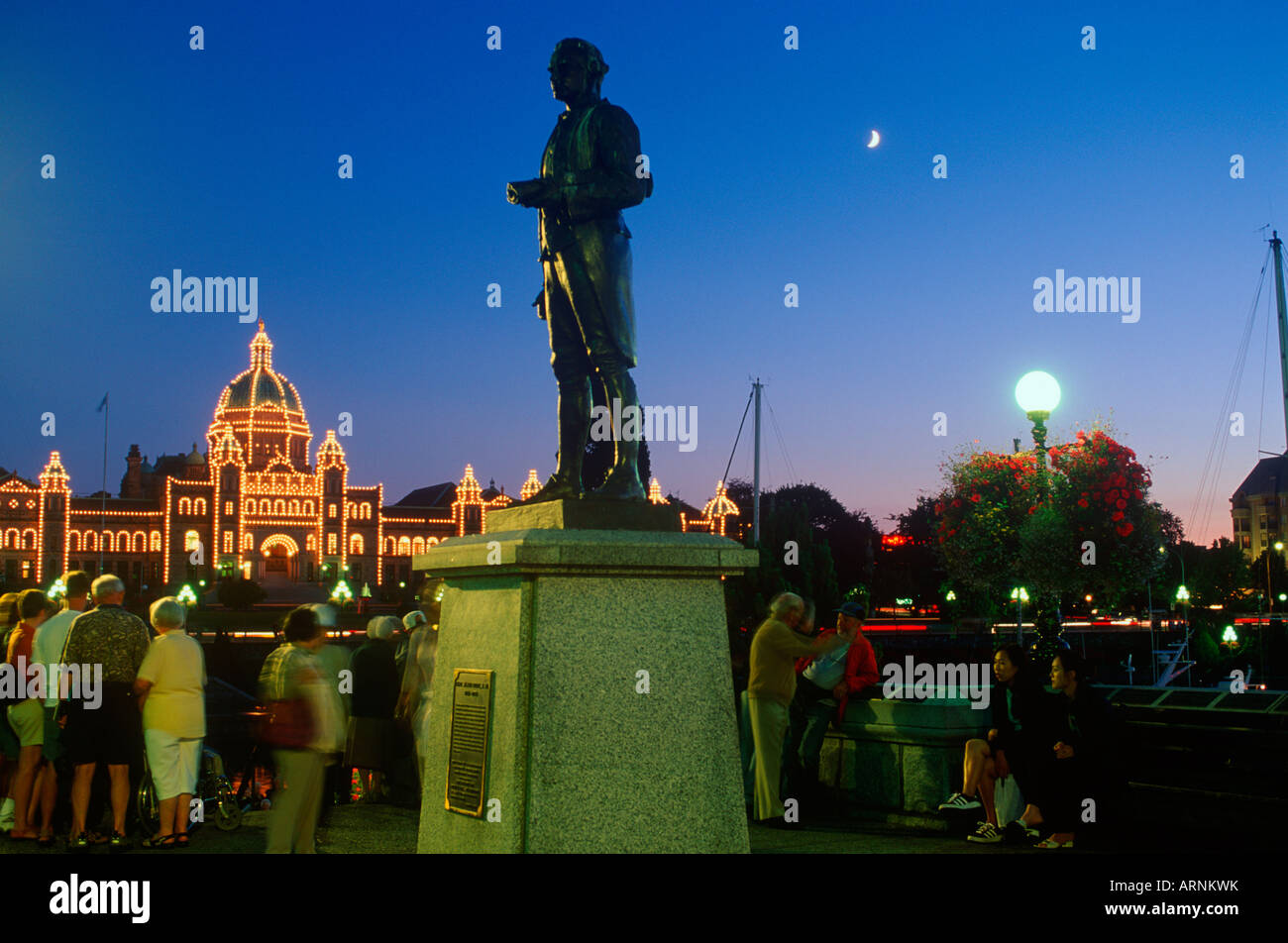 Parliament Buildings at night with Captain Cook Statue, Victoria ...