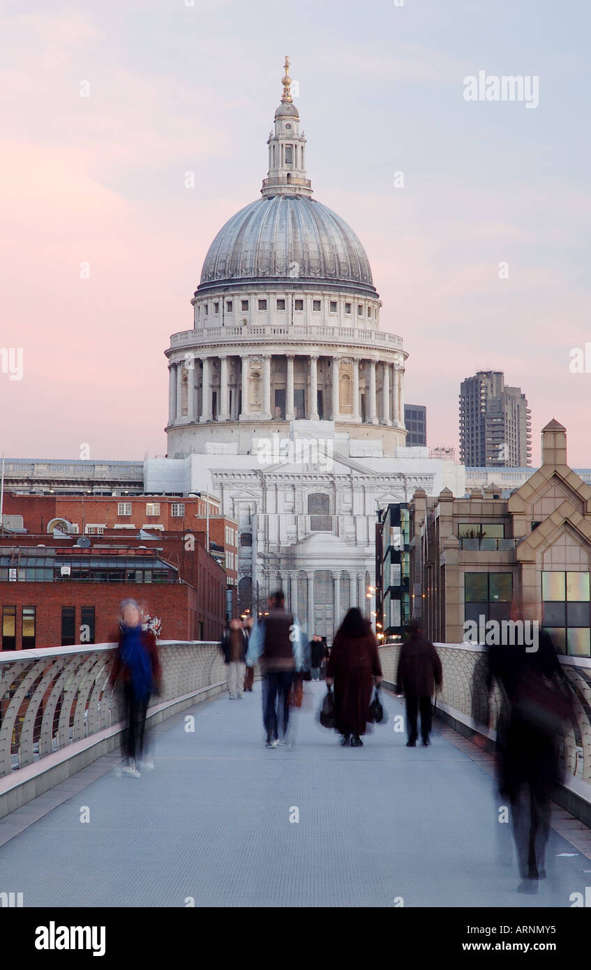 Dawn commuters crossing the London millenium bridge towards St. Pauls ...
