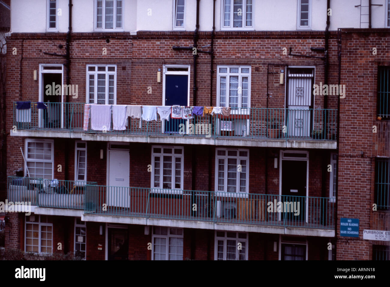 Overcrowded slum housing hi-res stock photography and images - Alamy