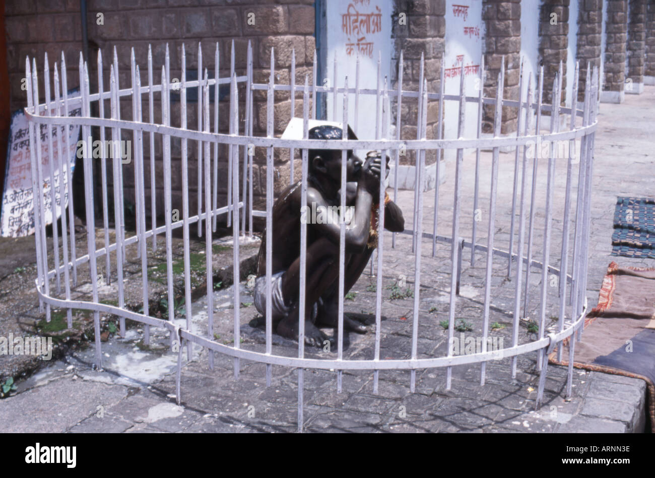 Crouching statue hi-res stock photography and images - Alamy