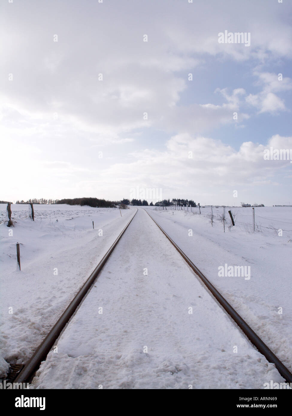 Railroad tracks in snow hi-res stock photography and images - Alamy