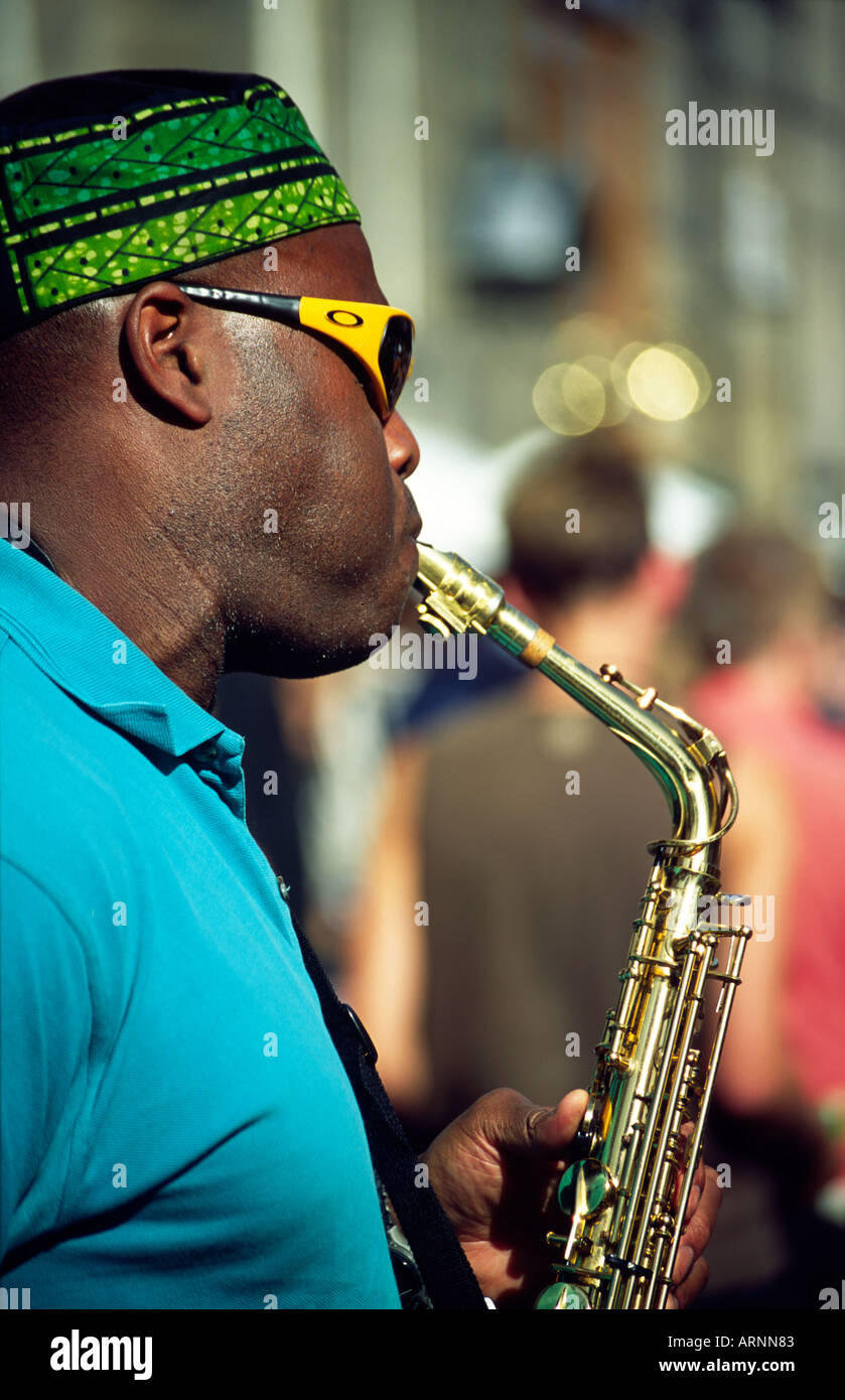 Saxophone player at the Edinburgh Festival Fringe, Scotland, UK Stock ...