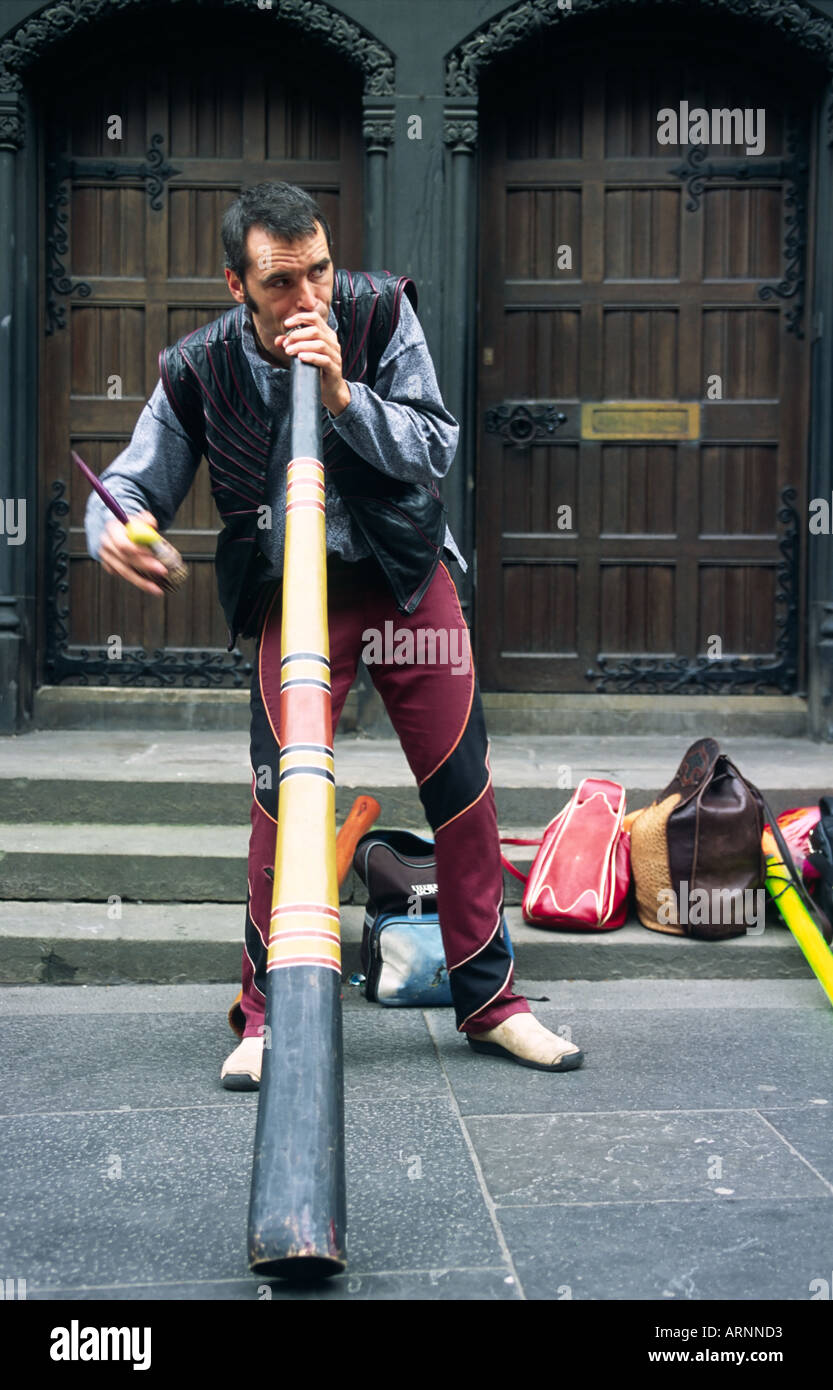 Aboriginal man playing didgeridoo hi-res stock photography and images ...