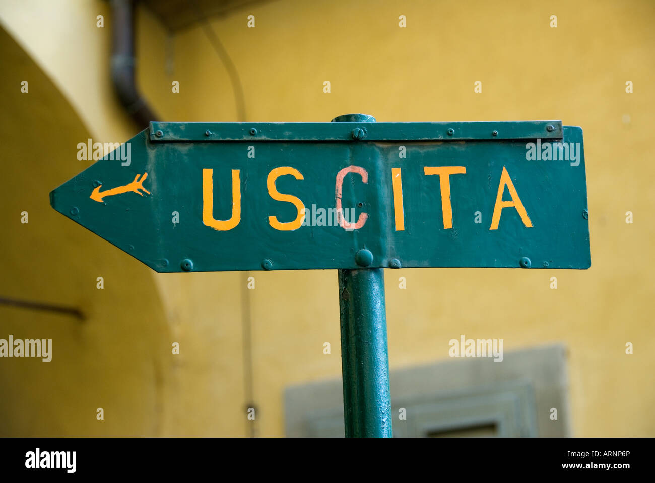 Green hand painted Exit sign in Italian Stock Photo - Alamy