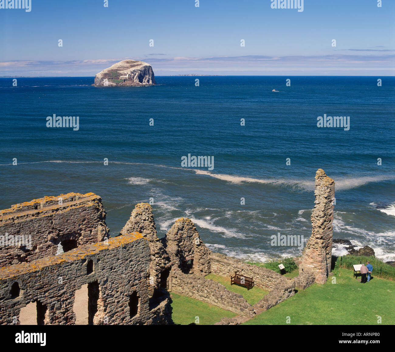 Bass rock castle hi-res stock photography and images - Alamy