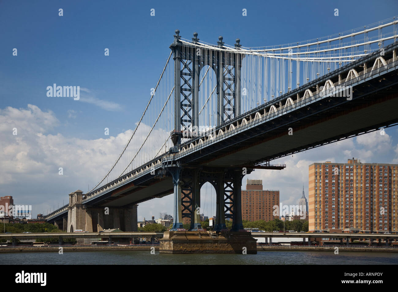 Western tower of the MANHATTAN BRIDGE NEW YORK CITY Stock Photo - Alamy