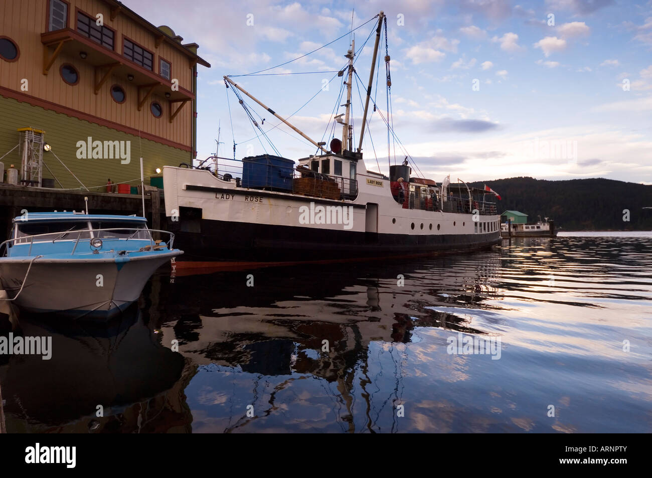 North shore sunrise boat boats docks hi-res stock photography and ...